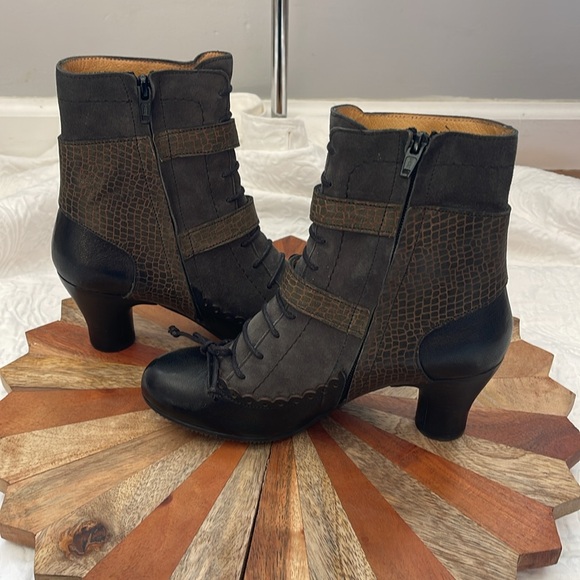 Gold Button | Shoes | Gold Button Steampunk Leather Boots Size 36 ...
